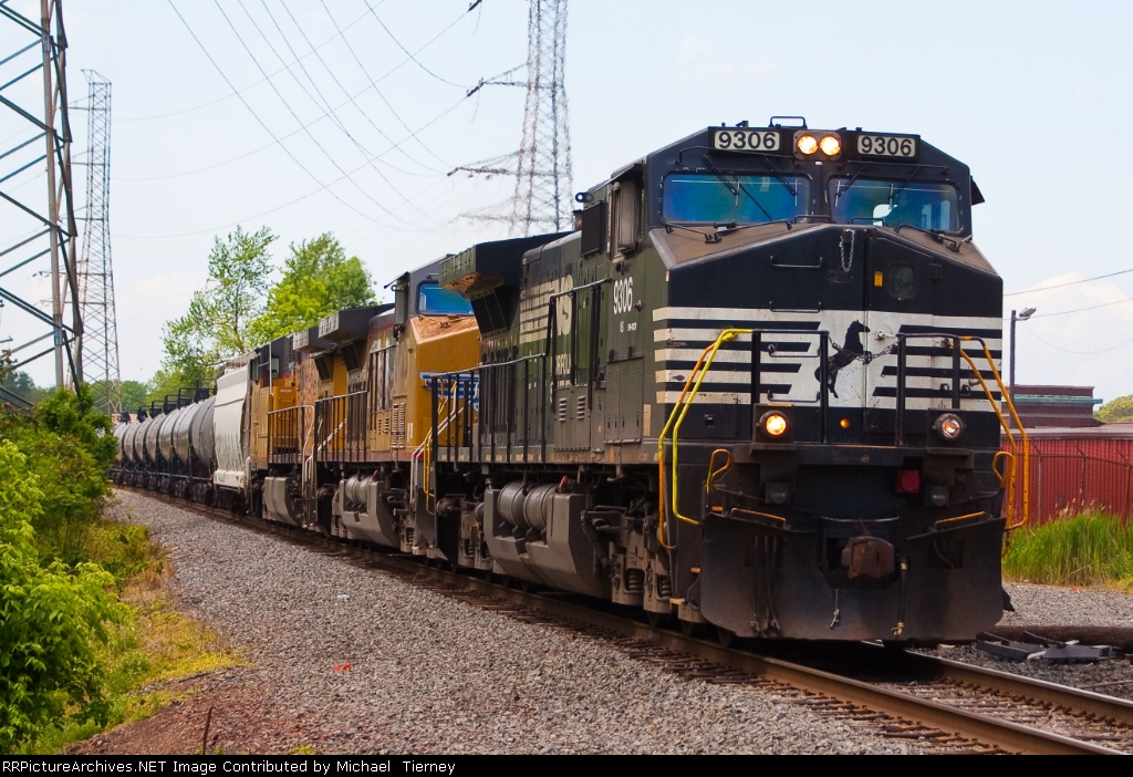 NS 68Q with a Dash 9 and 2 UP ac44s